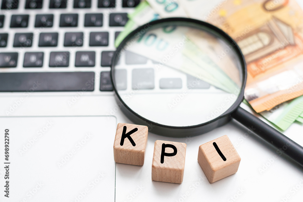 Foto Magnifying glass over text KPI on wooden cube blocks on white ...