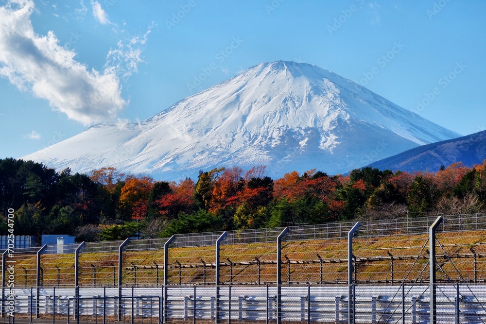 Stock-Foto „View of iconic snowcapped Mount Fuji. Fuji-san in Yamanashi and Shizuoka prefectures ...
