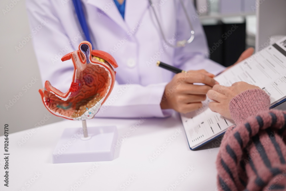 An Asian female doctor examined gastritis and found cancer in the ...