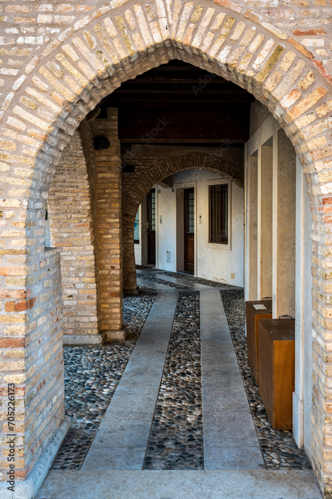 Architecture and art in the ancient fortified village of Valvasone ...