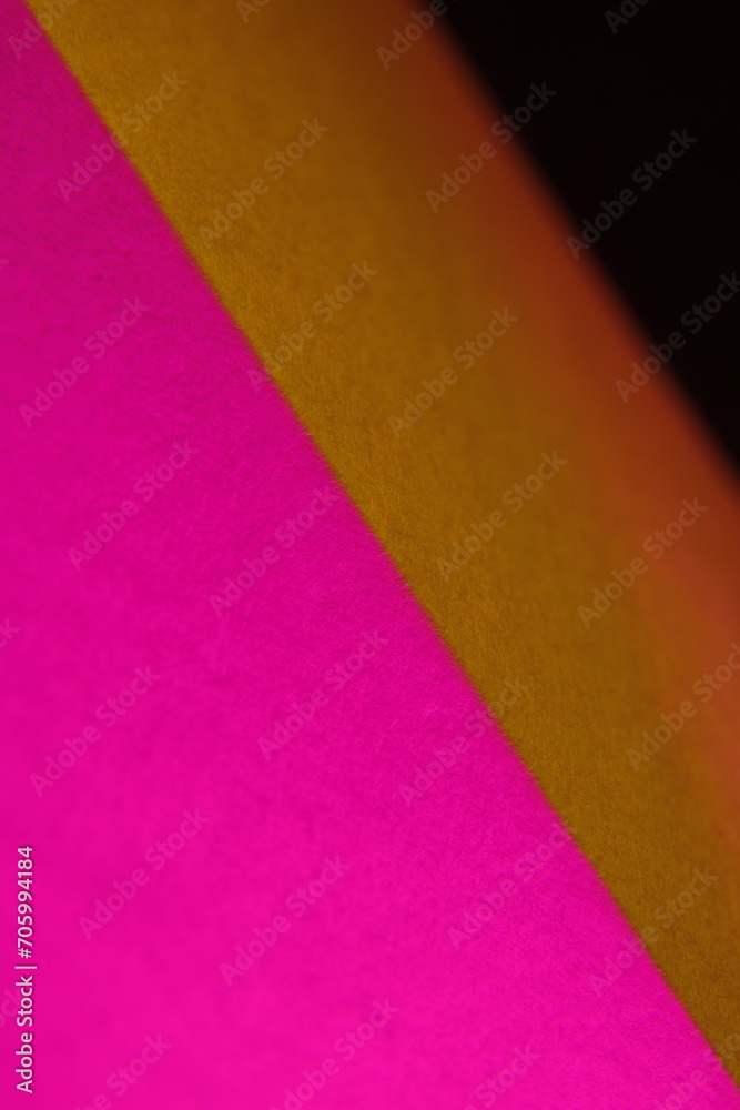 Papel reciclado para dibujo con un doblez en forma oblicua formando un ...