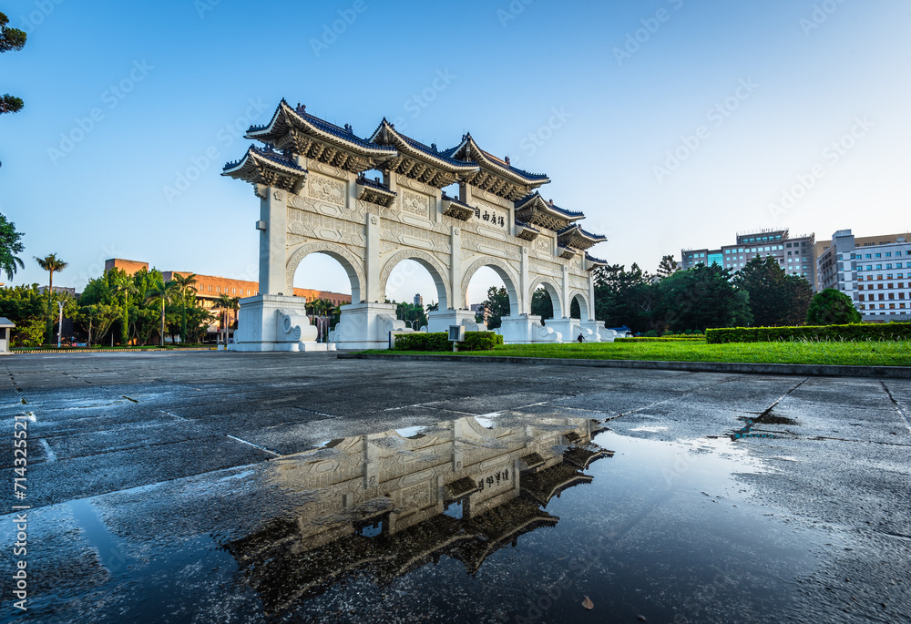 Liberty Square Arch in Chiang Kai-Shek Memorial Hall with sunrise ...