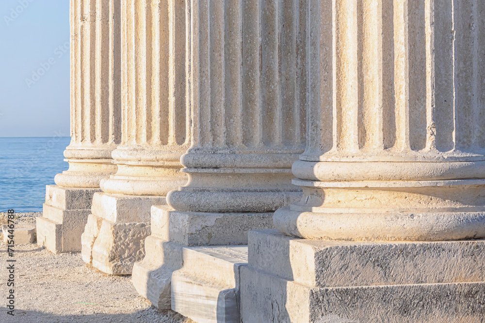 Stock-Foto „Marble columns with bases. Close up fragment. Corinthian order. Ruined temple of ...