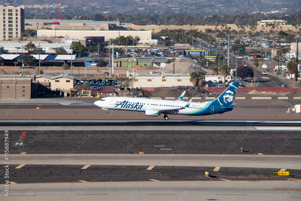 An Alaska Airlines Boeing 737 landing on runway at Phoenix Sky Harbor ...