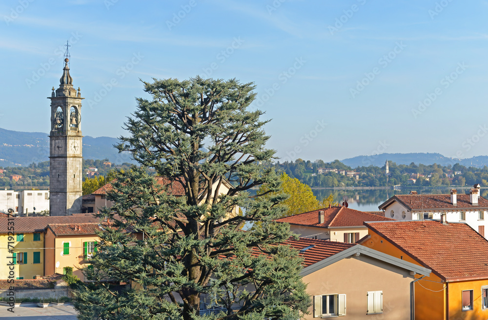 Stock-Foto „Church with bell tower, houses and trees in Pusiano with ...