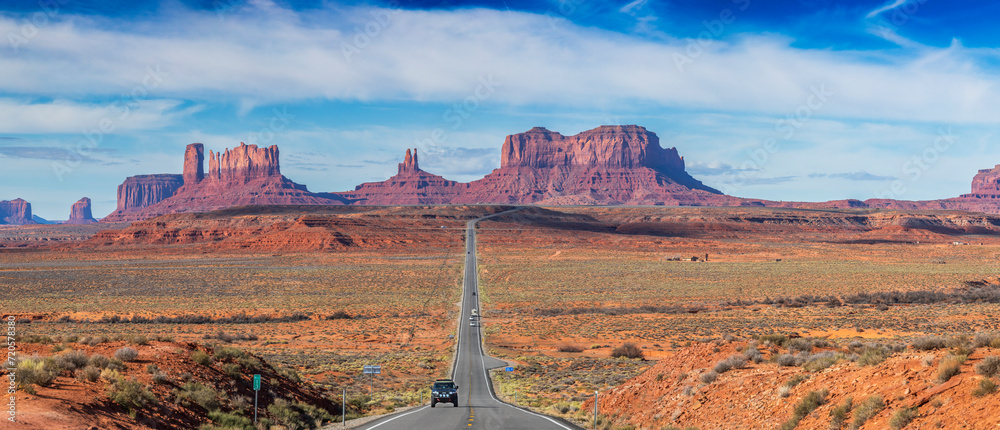 The famous Forrest Gump Point from where Monument Valley looks great ...