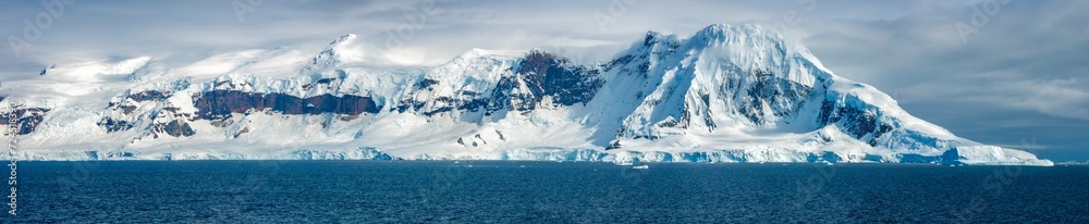 Parorama of the mountain range extensing along the Antarctic peninsula ...