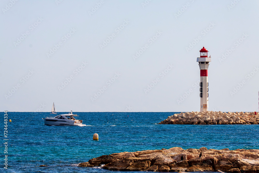 phare du port de cannes, la marina, mer bleue azur, bateaux, voiliers ...