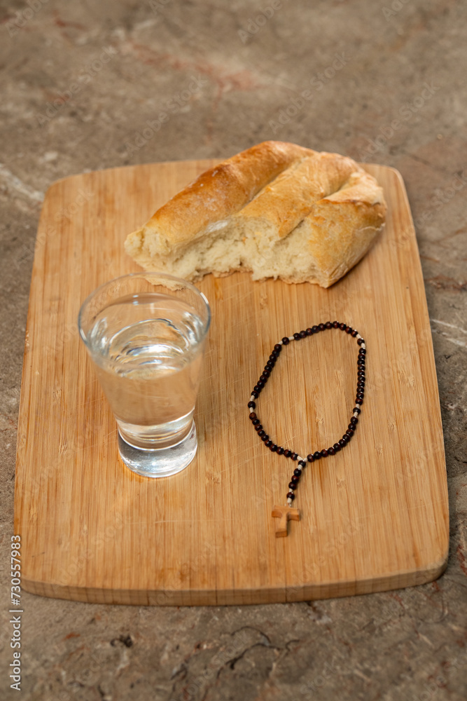 Pan agua y rosario para hacer ayuno en cuaresma sacrificio religioso y ...