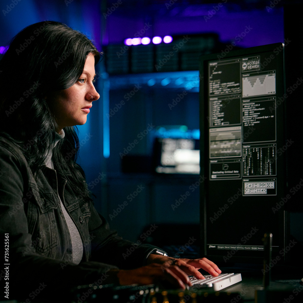 Stock-Foto „Low Key Lighting Shot Of Female Computer Hacker Sitting In Front Of Screens ...