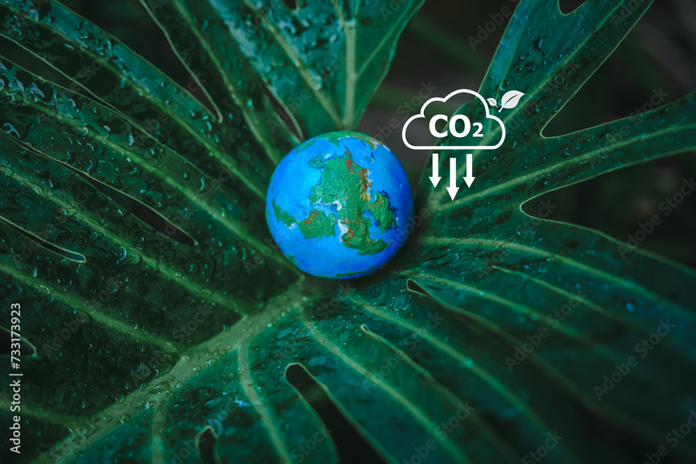 Foto de Stock world globe concept of greenhouse gas emissions targets net zero and carbon ...