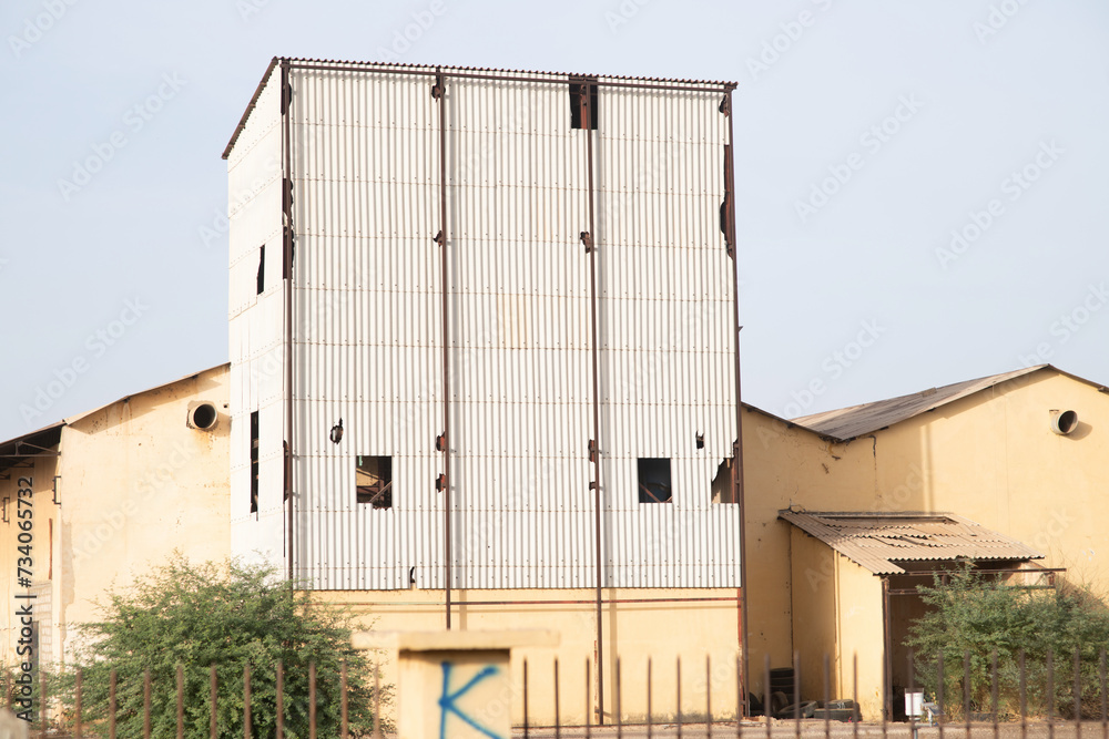 Les bâtiments industriels de la ville de Richard Toll au Sénégal en ...