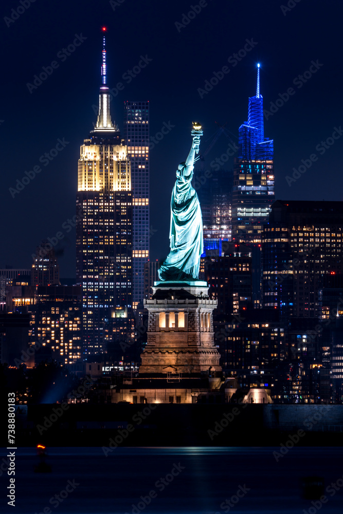 statue of liberty, empire state building, one vanderbilt Stock Photo ...
