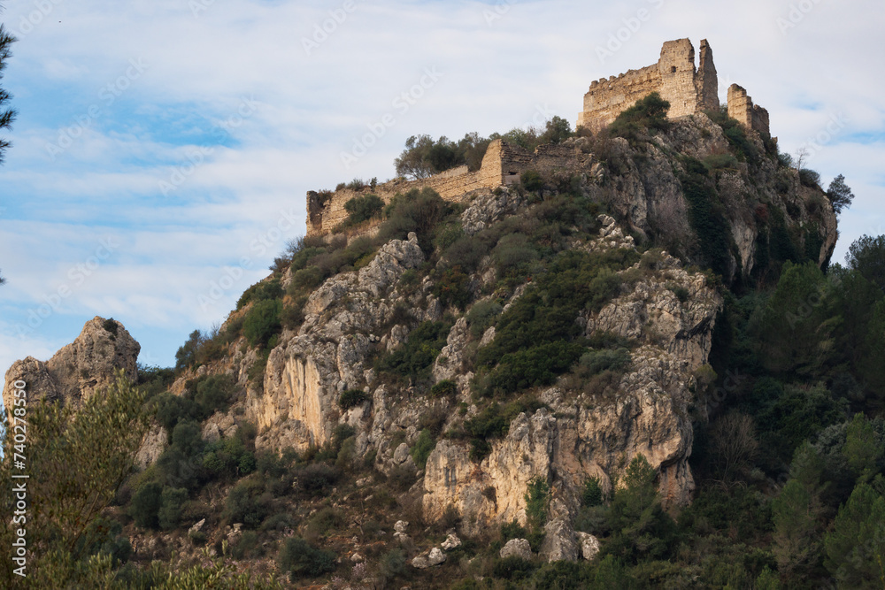 Paisaje con fortificación en ruinas de Perputxent en colina rocosa de ...