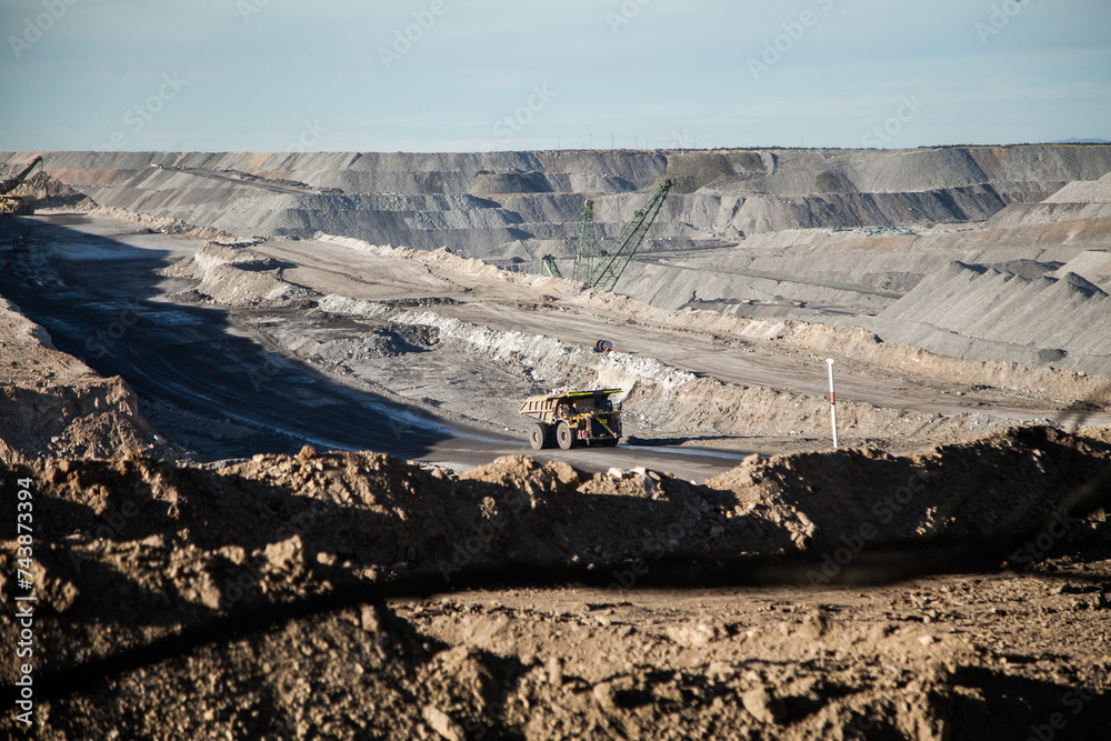 Photo Stock Dump trucks filling up with overburden and carting it ...