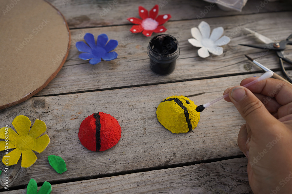 Step by step instructin. DIY flowers and lady bug from recycling egg ...