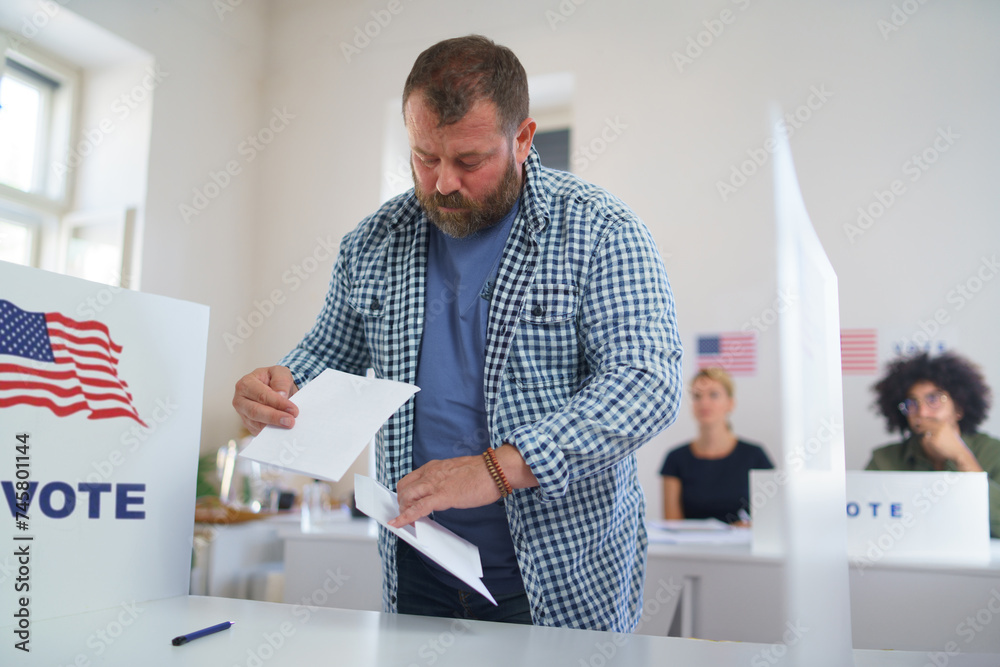 Photo Stock Male voter filling election ballot paper, putting his vote ...