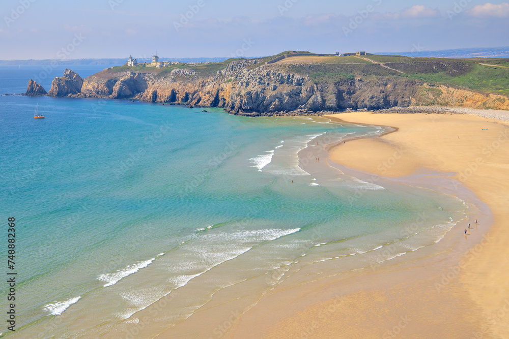 Pointe du Toulinguet et plage de Pen Hat vues de la pointe de Pen Hir ...