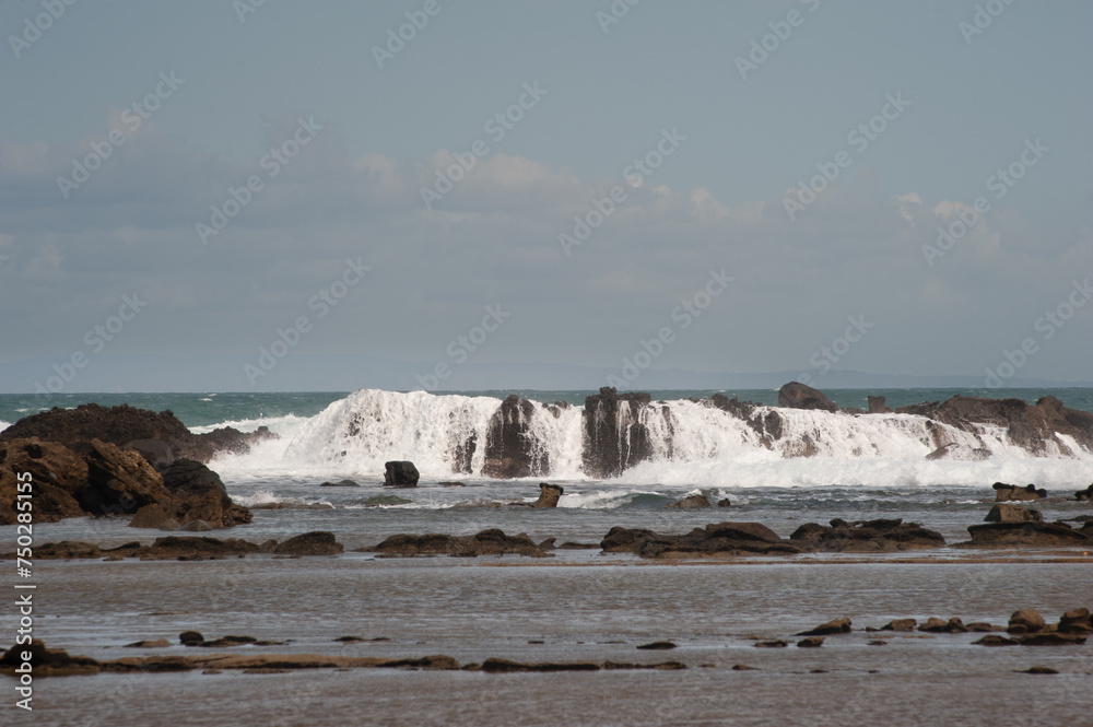PLaya pantai Karang Beurem oleaje y sus cascadas de agua. Sawarna ...