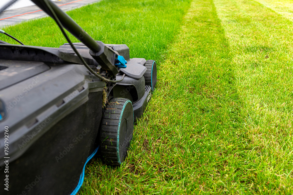 Mowing grass with an electric, powered mower, with a cutting width of ...