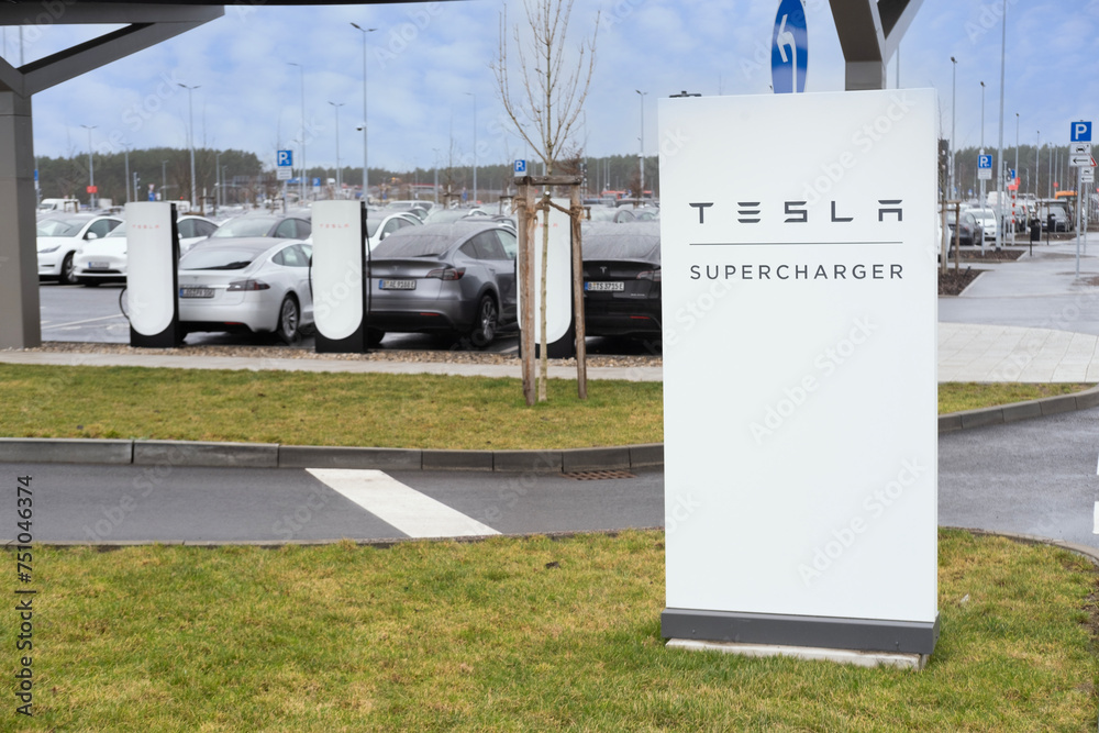 logo Tesla supercharger v4 mit Lounge deutscher Fabrik Giga Berlin ...