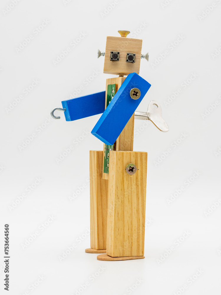 Pequeño robot hecho con madera y tornillos, con llave de cuerda ...