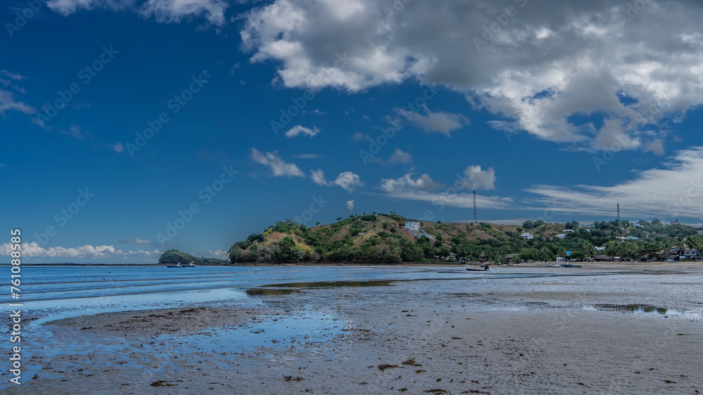 Stock-Foto „The low tide in the ocean. The seabed was exposed. Puddles ...
