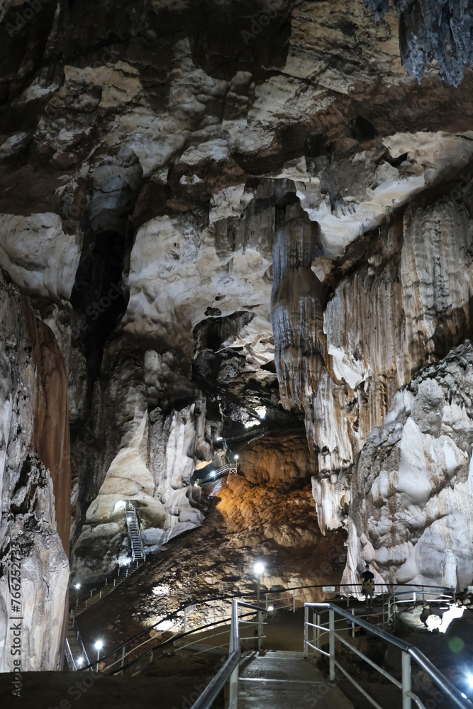Foto Tempurung Cave is a limestone cave located in Gopeng, Perak. It is ...
