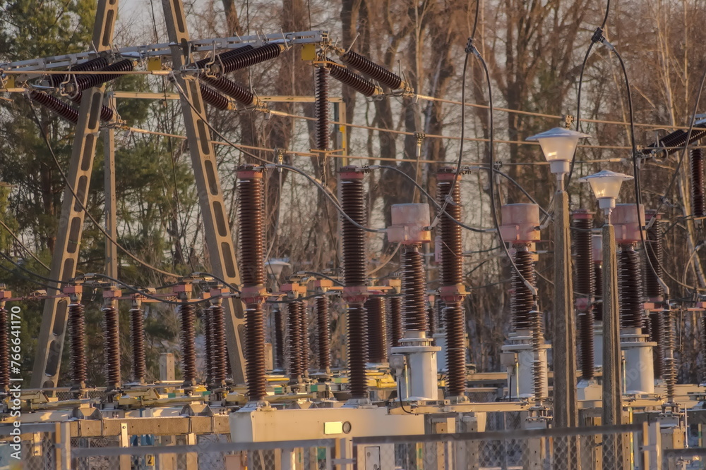 Rozdzielnia prądu - widoczne izolatory ceramiczne i transformatory itp ...