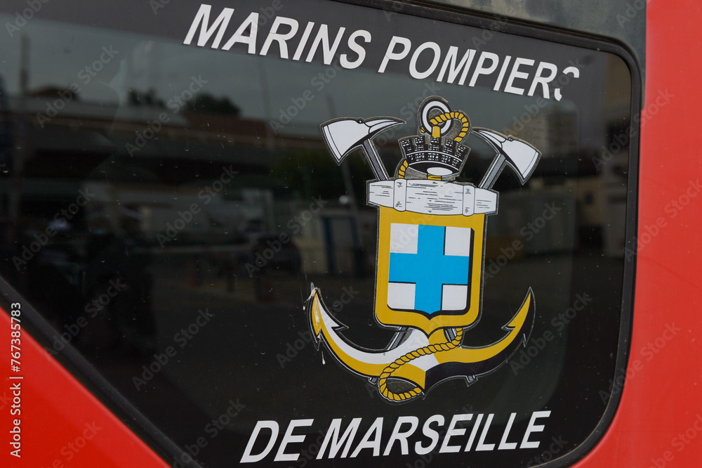 Le logo et le symbole des marins-pompiers sur la vitre d'un vehicule d ...