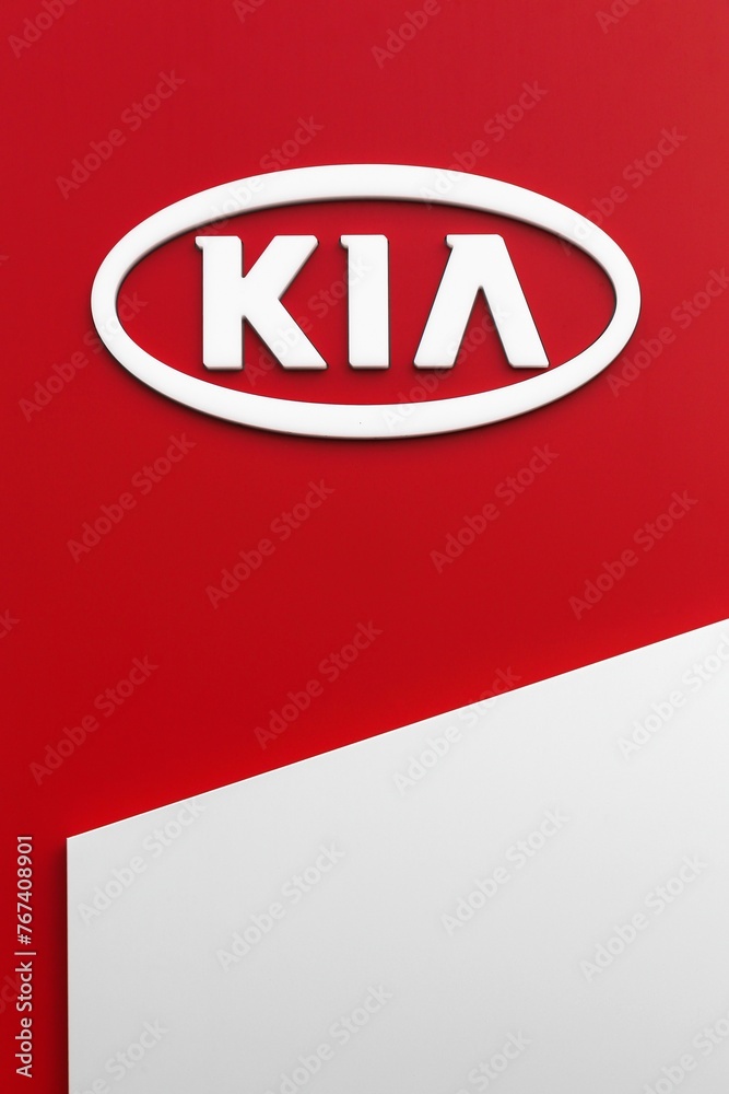Foto de Stock Macon, France - May 27, 2018: Kia Motors logo on a wall of a dealership. Kia ...