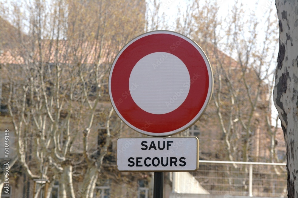 Panneau de signalisation : accès interdit sauf aux secours. Stock Photo ...