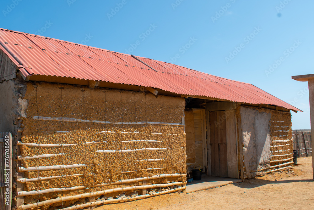 rancho de barro y bahareque con techo de zinc, habitado por indigenas ...