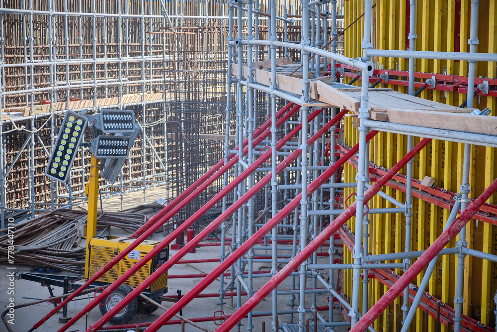 Vertical panel formwork, push-pull jacks and scaffoldings of reinforced ...