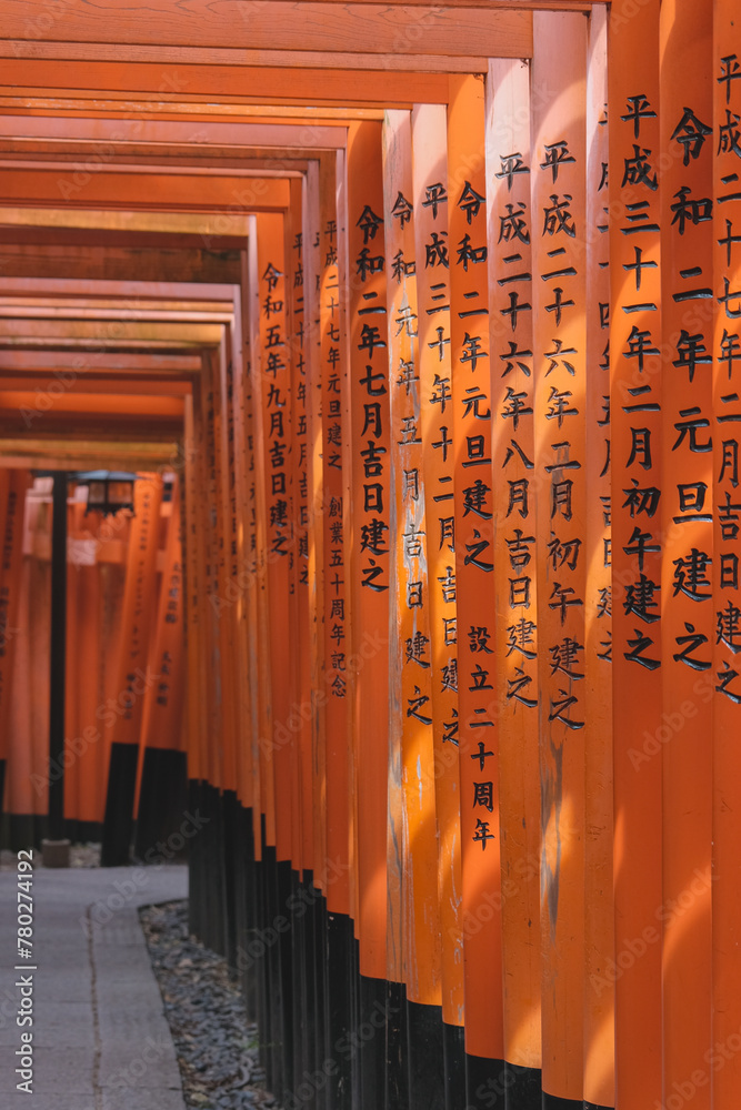 Red pagodas and gates up the mountain in Fushimi Inari-Taisha shinto ...