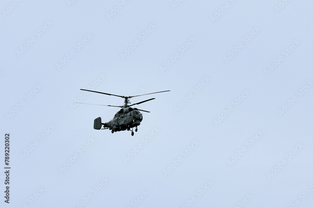 Foto de Stock Russian military helicopter armed with missiles flies in ...
