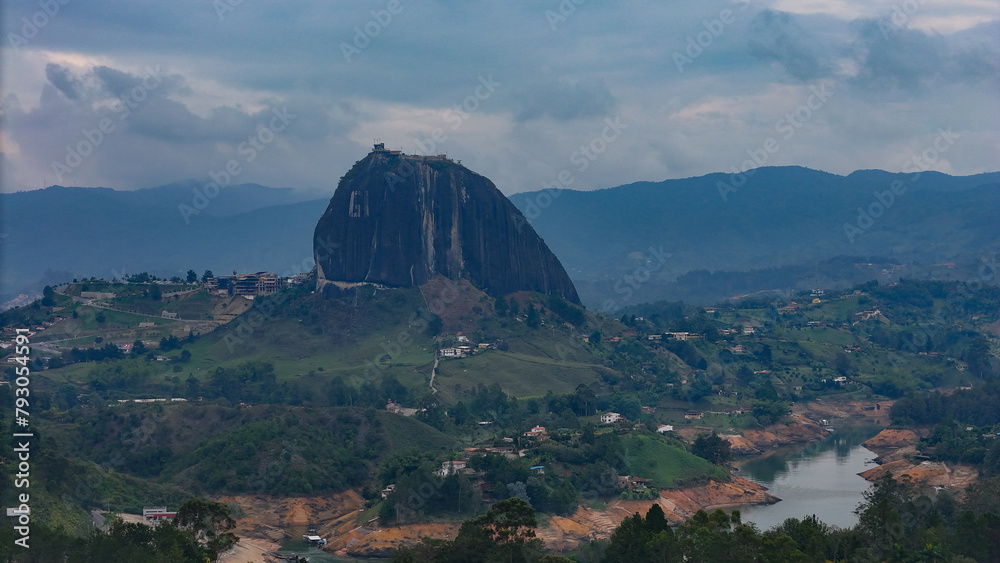 Foto de Stock Foto aérea de la piedra de El Peñol tomada desde la ...