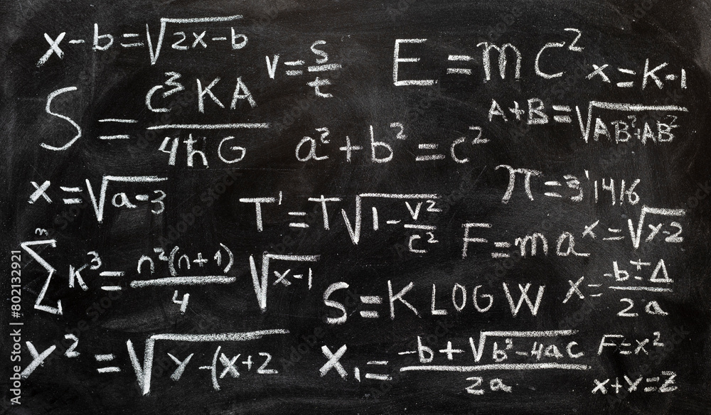 Operaciones matemáticas y formulas de física cuántica escritas con una tiza en la pizarra Stock ...