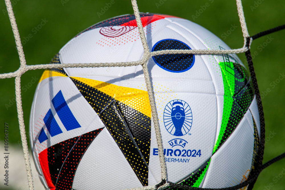 Symbolbild UEFA-EURO 2024: Nahaufnahme vom offiziellen Spielball der ...
