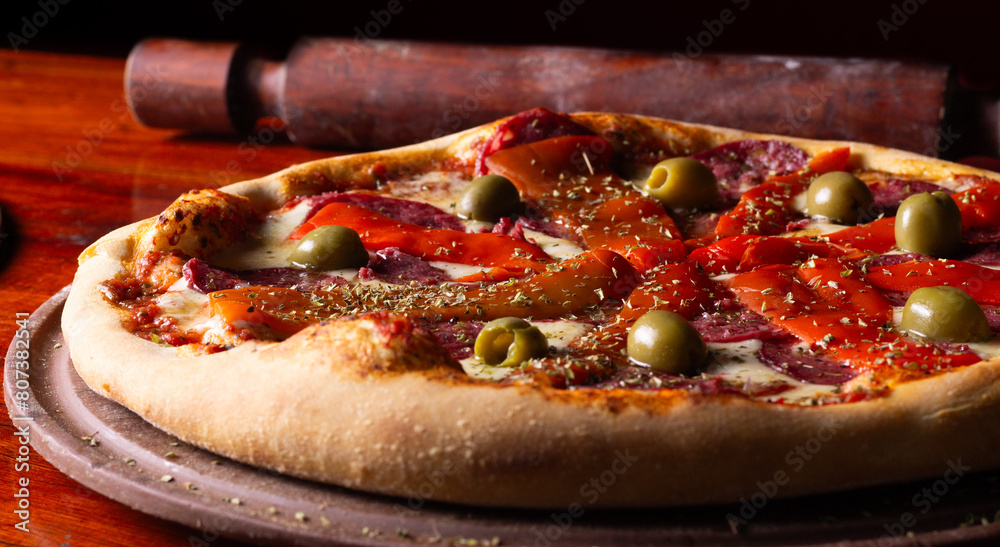 Comida de pizzería y roticería deliciosa y colorida: pizzas, empanadas ...