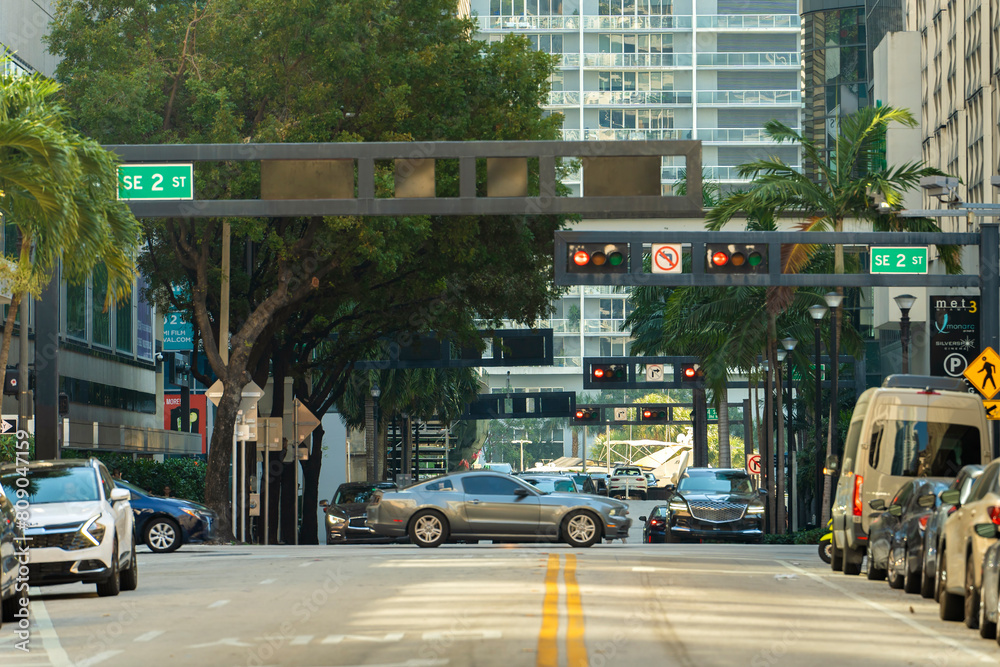 Foto Cars traffic driving at intersection on American street with ...