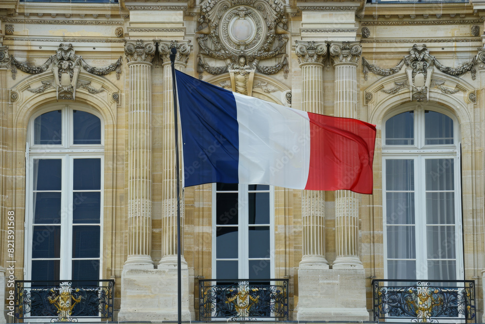 Drapeau tricolore français devant un bâtiment officiel à Paris ...