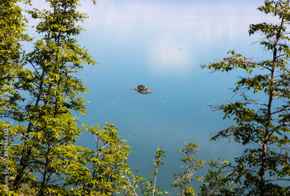 Montenegro: Panoramablick auf Insel im Skutari (Skadar) See, umrahmt ...