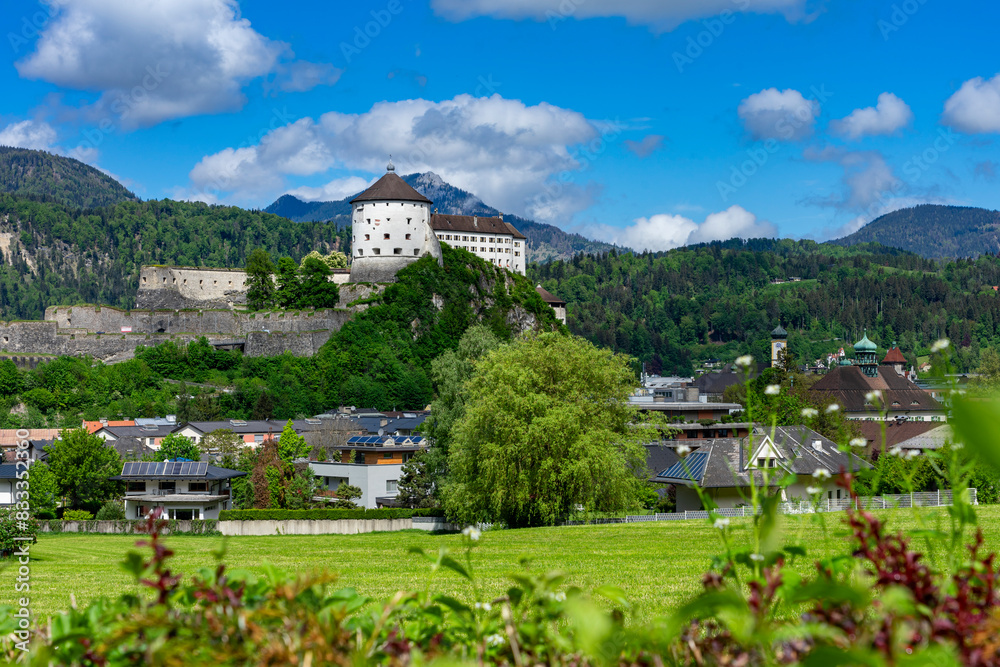 Urlaub in Kufstein, Tirol, Österreich: Die schöne Altstadt mit der ...