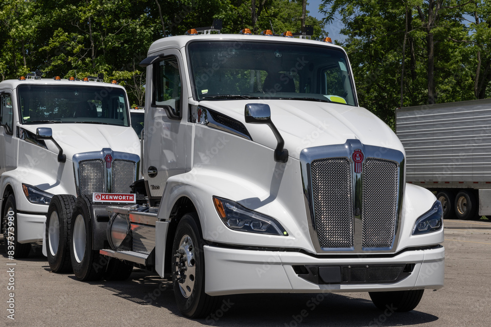 Kenworth T680 tractor truck. Kenworth offers the T680 with a PACCAR MX ...