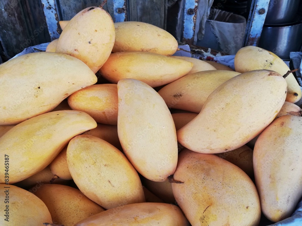 Foto de Stock Mango is a tropical fruit known as Ma-Muang in Thai. In ...