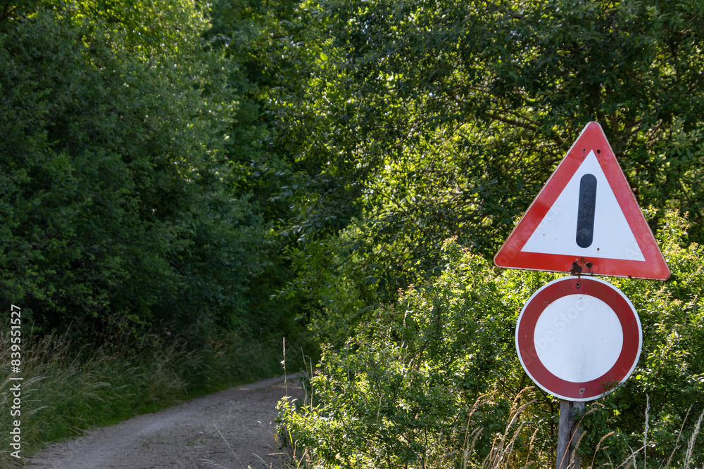 Verkehrszeichen an Forstweg warnt vor Verbot der Durchfahrt の Stock フォト ...