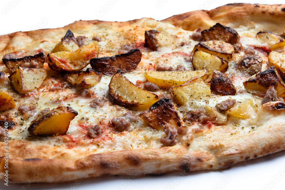 Pinsa romana condita con mozzarella, sugo, patate al forno e salsiccia ...