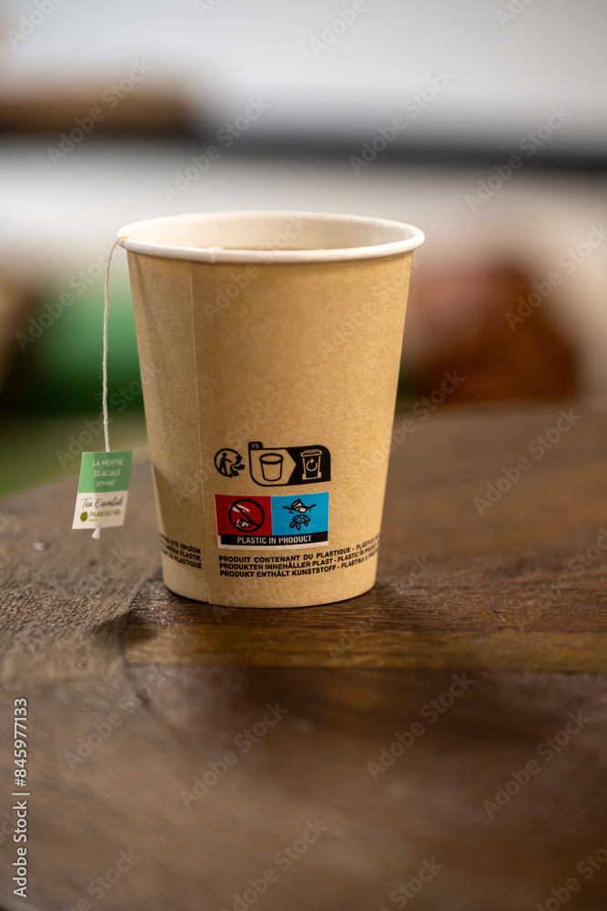 gobelet jetable en carton avec une étiquette de sachet de thé ...