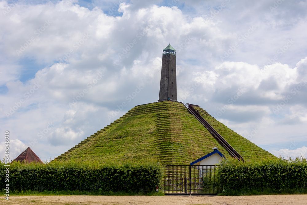 Foto de Stock Monument Pyramid of Austerlitz (De Pyramide van ...
